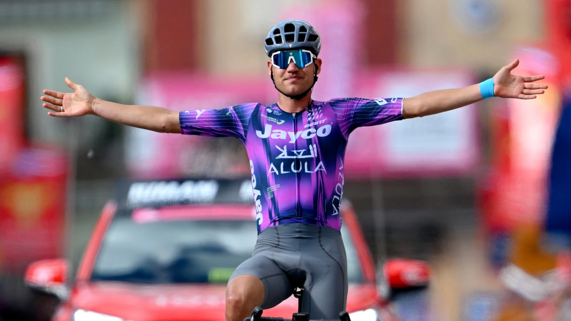 Plapp in great escape as Italy's Ulissi take Giro lead | SuperSport
