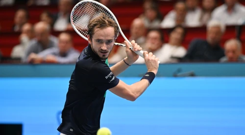 Medvedev battles back to win second title of year | SuperSport