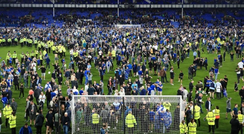 Pitch-invading fans face ban from PL games | SuperSport