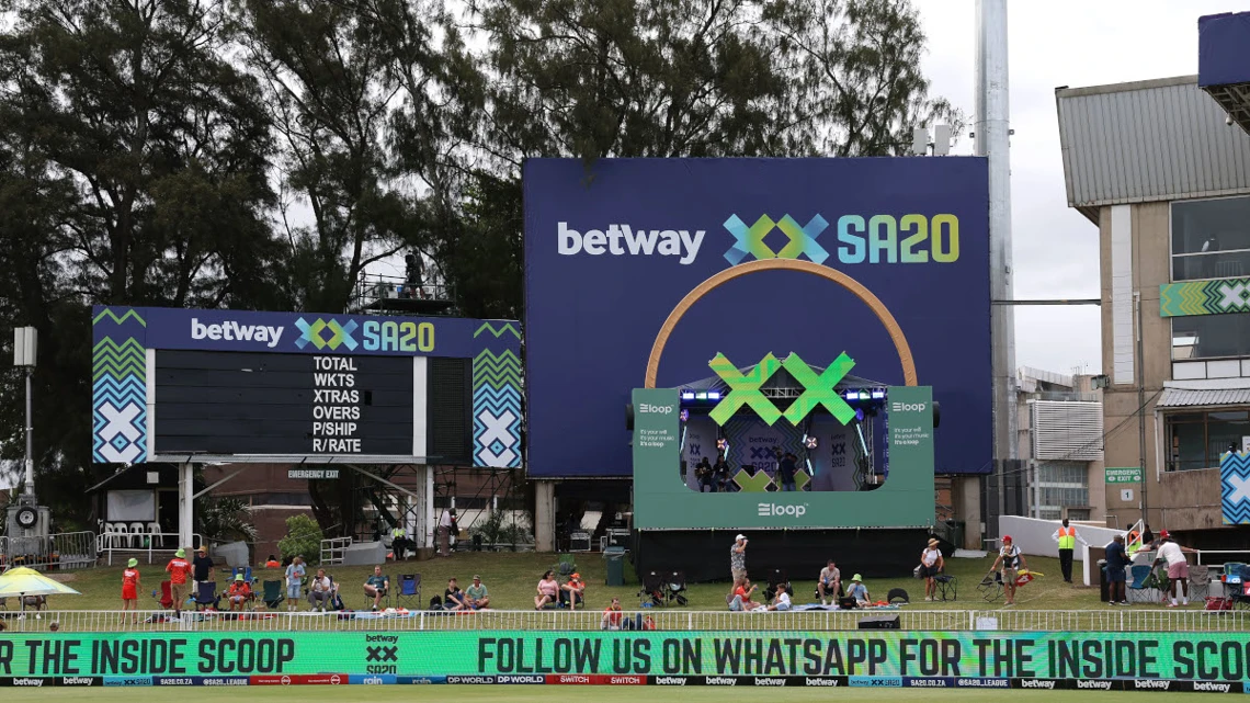 STARS SPOTTED: MaWhoo & Zee Nxumalo light up Kingsmead | SuperSport