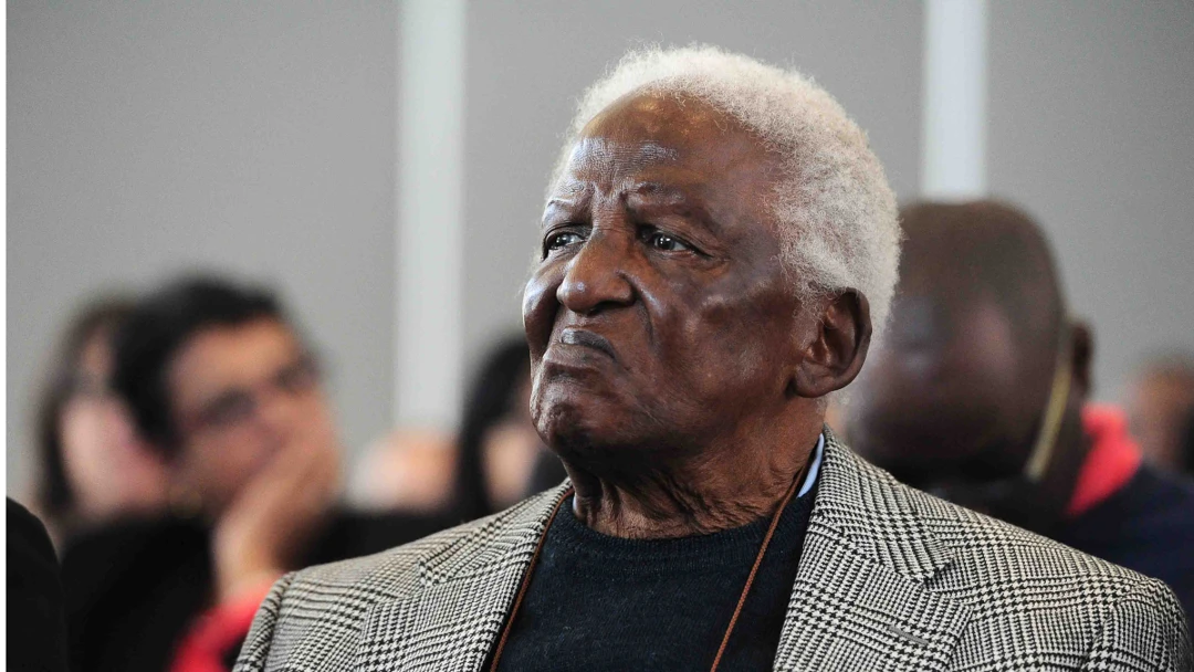 Moment of silence for the late Dr Peter Magubane | SuperSport