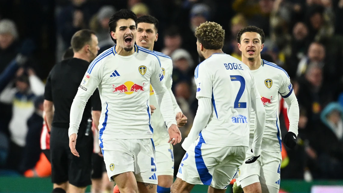 Leeds close on Premier League return thanks to late Struijk double ...