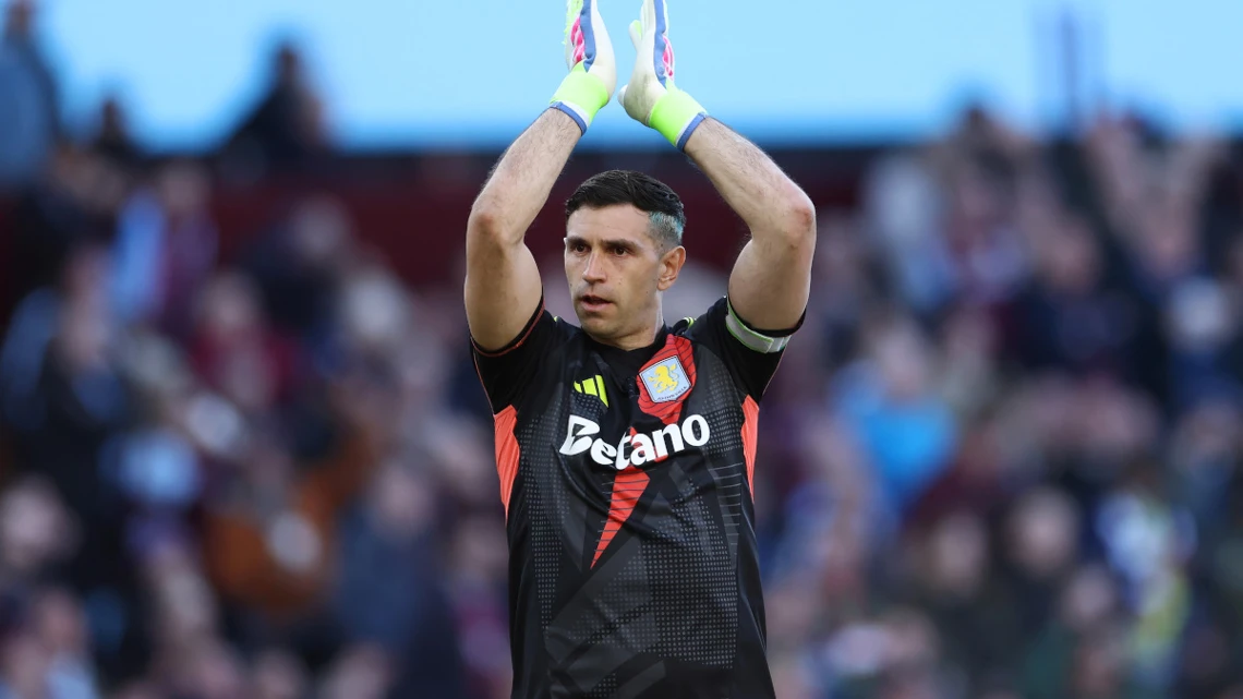 Villa's Emiliano Martinez winds up PSG with cap | SuperSport