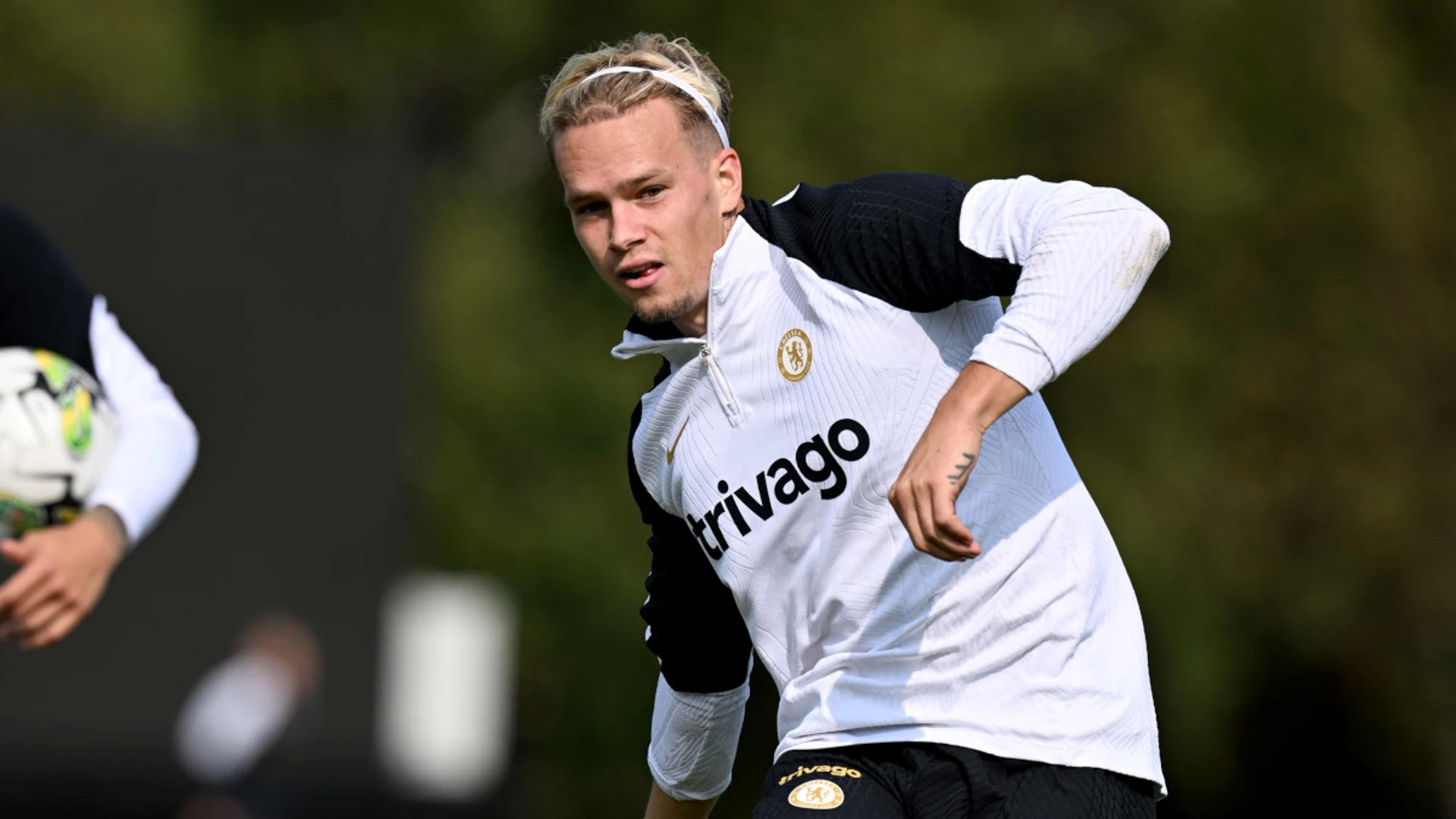 Chelsea boss Pochettino uses crossbar challenge to boost Mudryk's ...