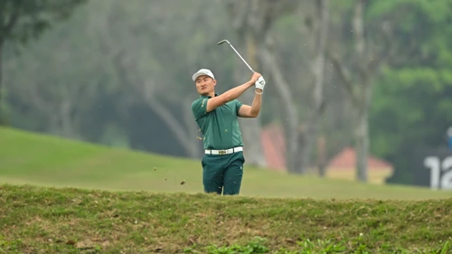 China's Li edges ahead of LIV golfers at Macau Asian Tour event ...