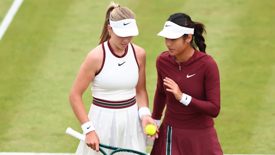 Raducanu stars as women's tennis makes historic return to Queen's ...