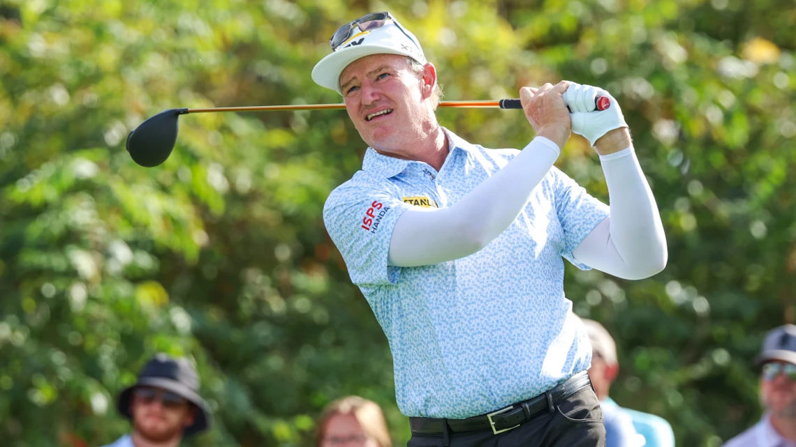 Ernie Els wrestles away Sanford International lead with big round ...
