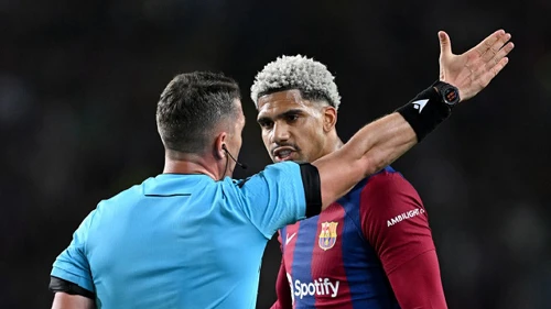 Ronald Araujo red card | FC Barcelona v Paris Saint-Germain | QF 2nd ...