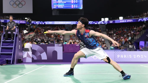 Malaysian Lee advances in front of 'crazy' Olympic badminton crowd ...