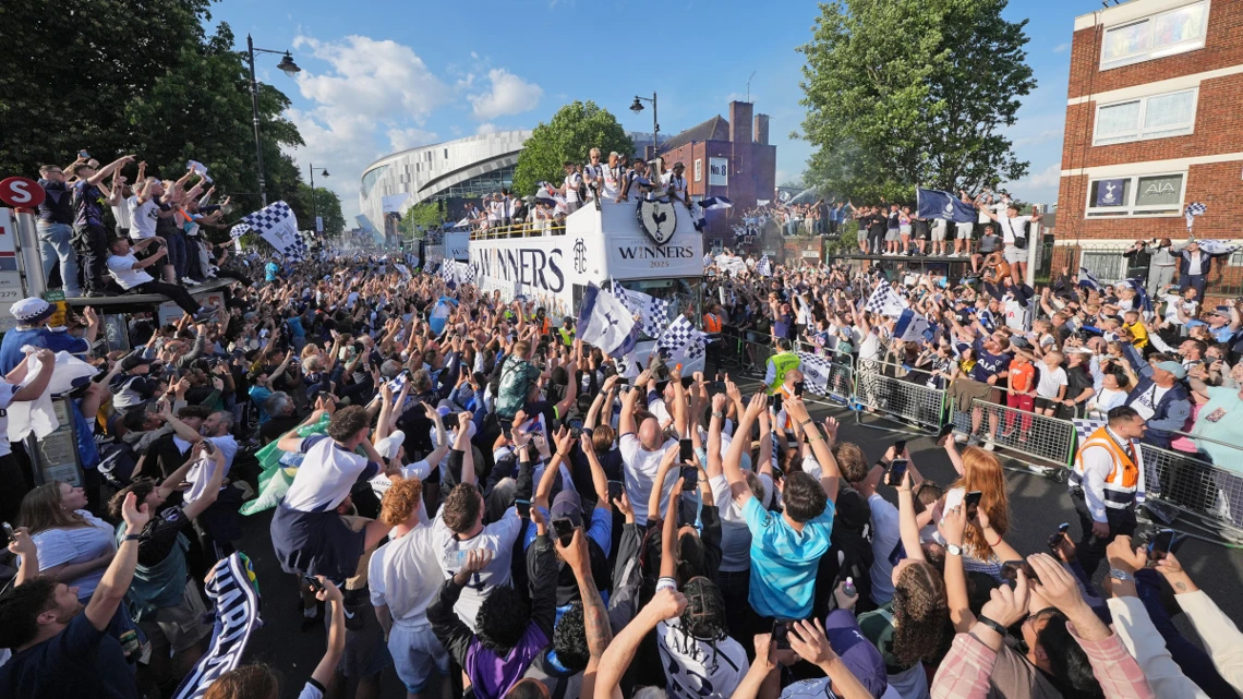 Thousands hail Spurs' Europa League heroes in victory parade | SuperSport