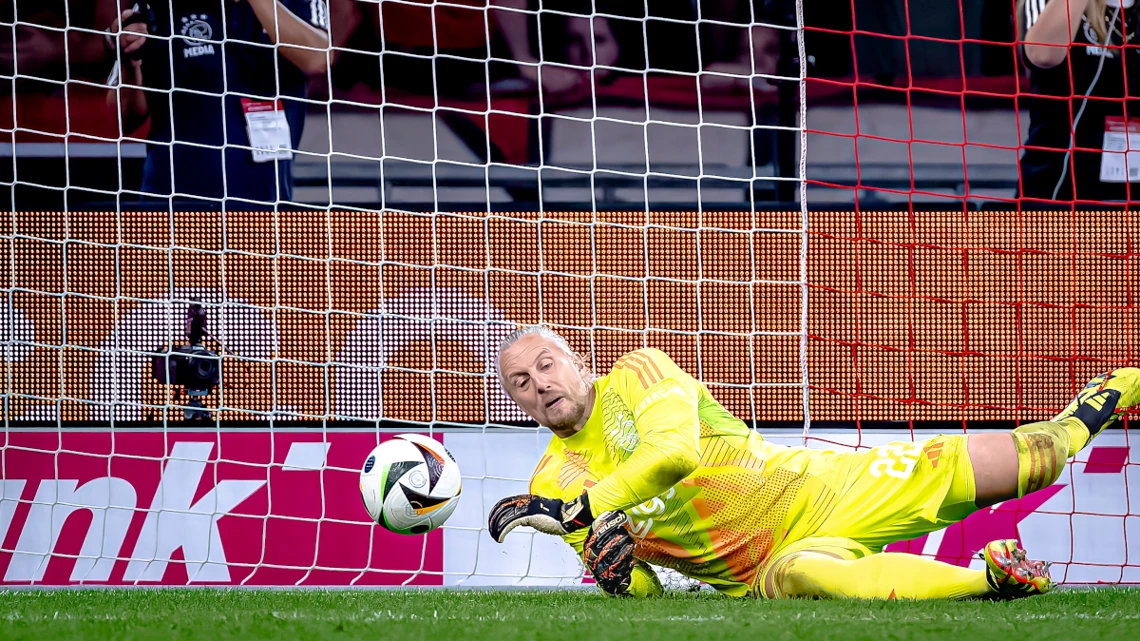 Ajax keeper hailed as hero after 'crazy' shoot-out | SuperSport