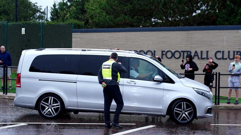 Isak on brink of Liverpool move on frantic Premier League deadline day ...