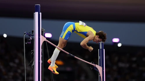 Record-breaker Duplantis retains Olympic pole vault title | SuperSport