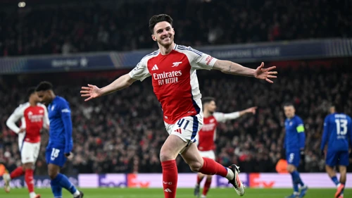 Gakpo stars as Liverpool rout Ipswich, Arsenal survive red card drama ...