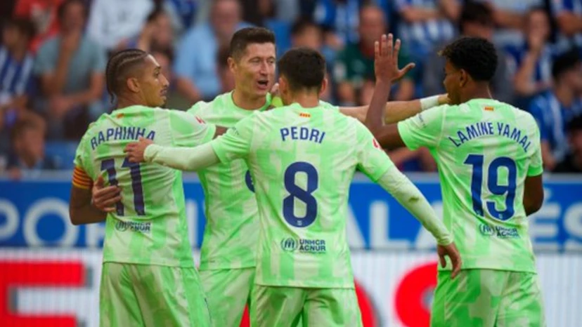 Lewandowski treble powers Liga leaders Barca to Alaves victory | SuperSport